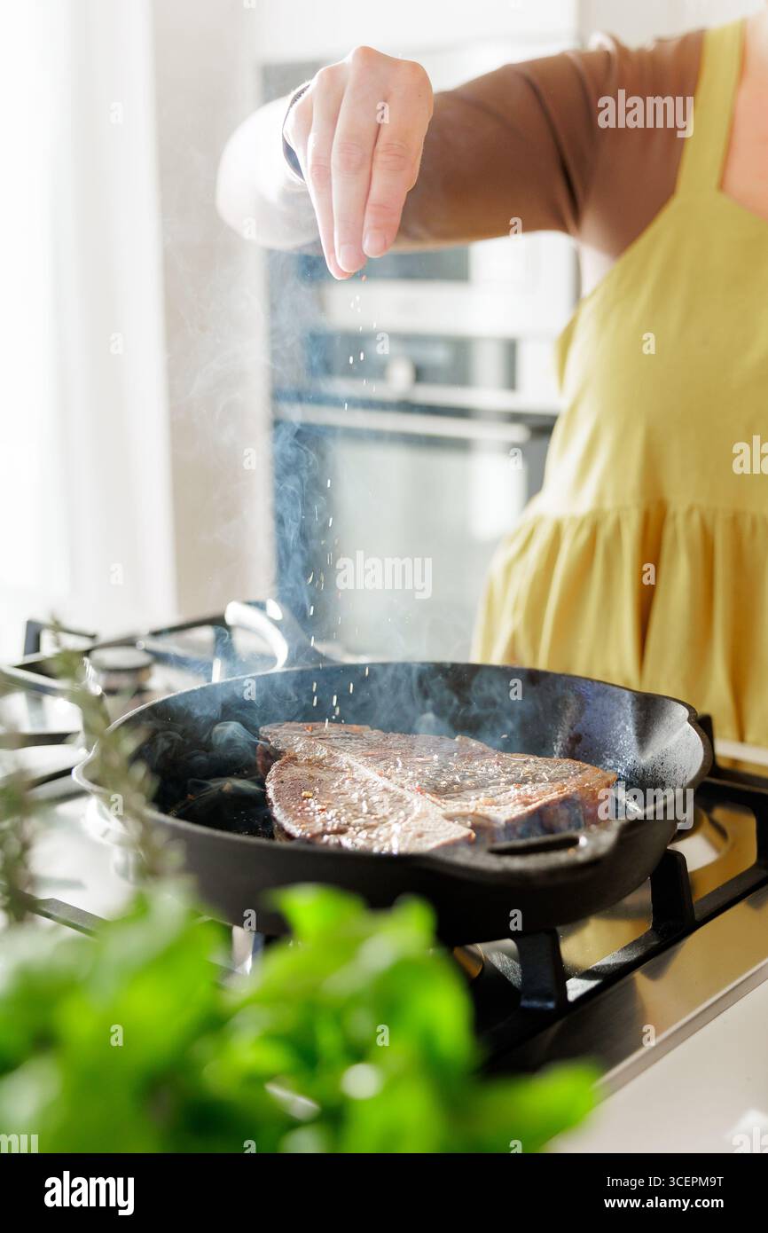 Sprinkling salt onto food hand hi-res stock photography and images - Alamy