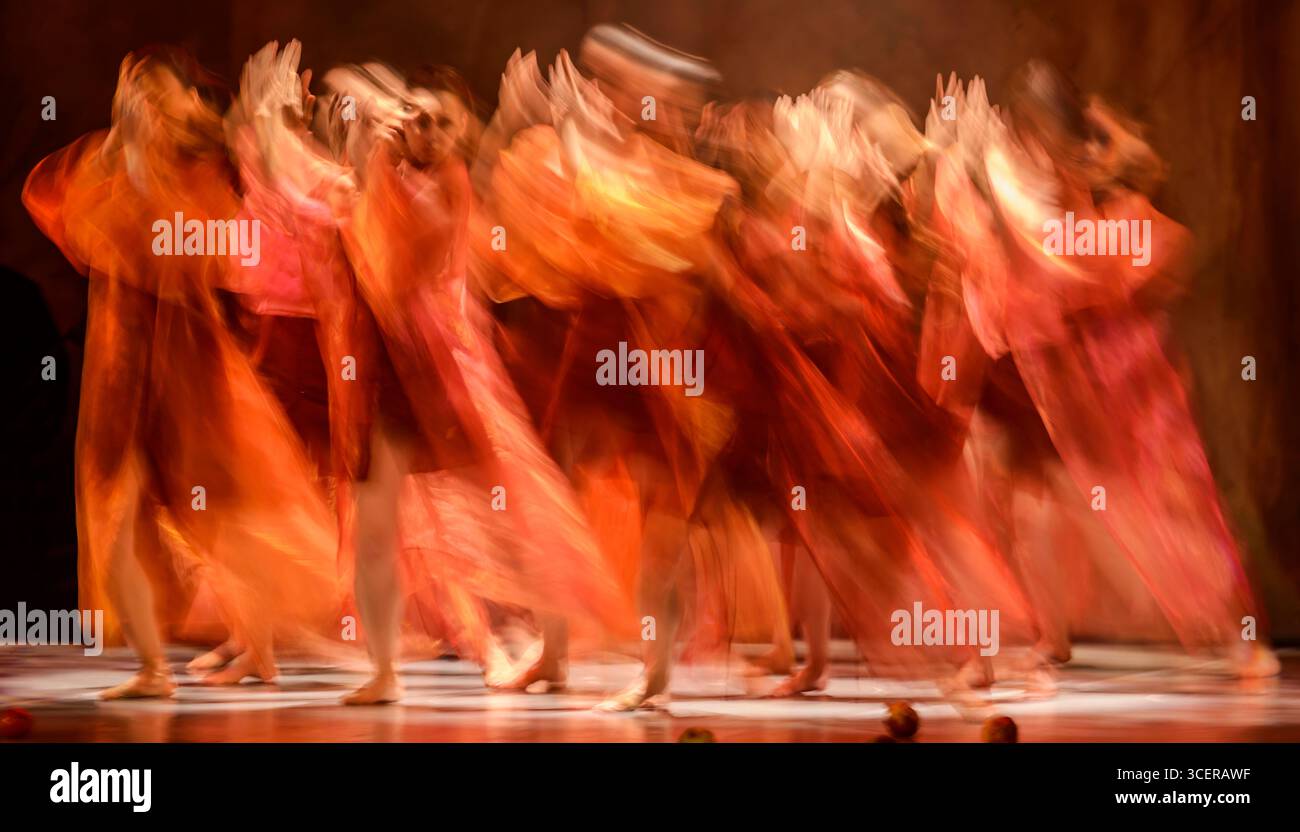 Contemporary dance theater performance Stock Photo - Alamy