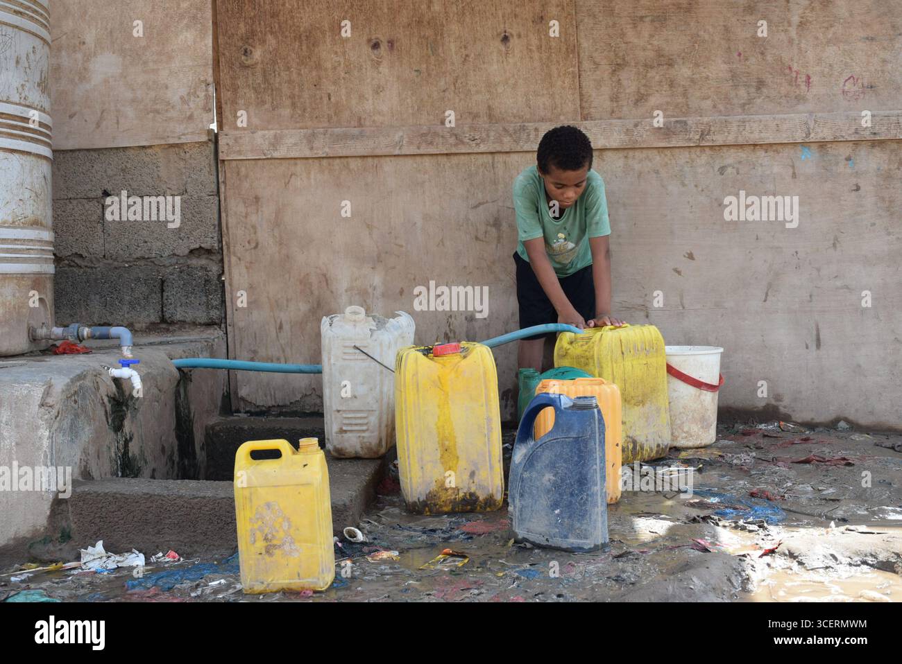 (250819) -- ADEN, Aug. 19, 2025 (Xinhua) -- A displaced boy fills ...