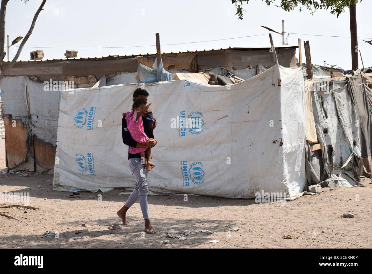 (250819) -- ADEN, Aug. 19, 2025 (Xinhua) -- A displaced man holding his ...
