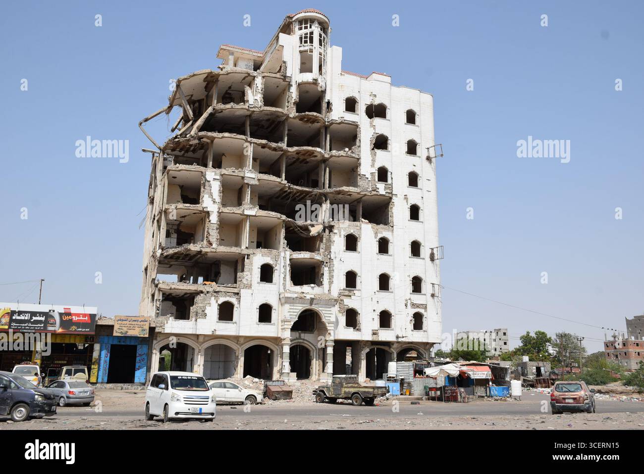 (250819) -- ADEN, Aug. 19, 2025 (Xinhua) -- A building destroyed in ...