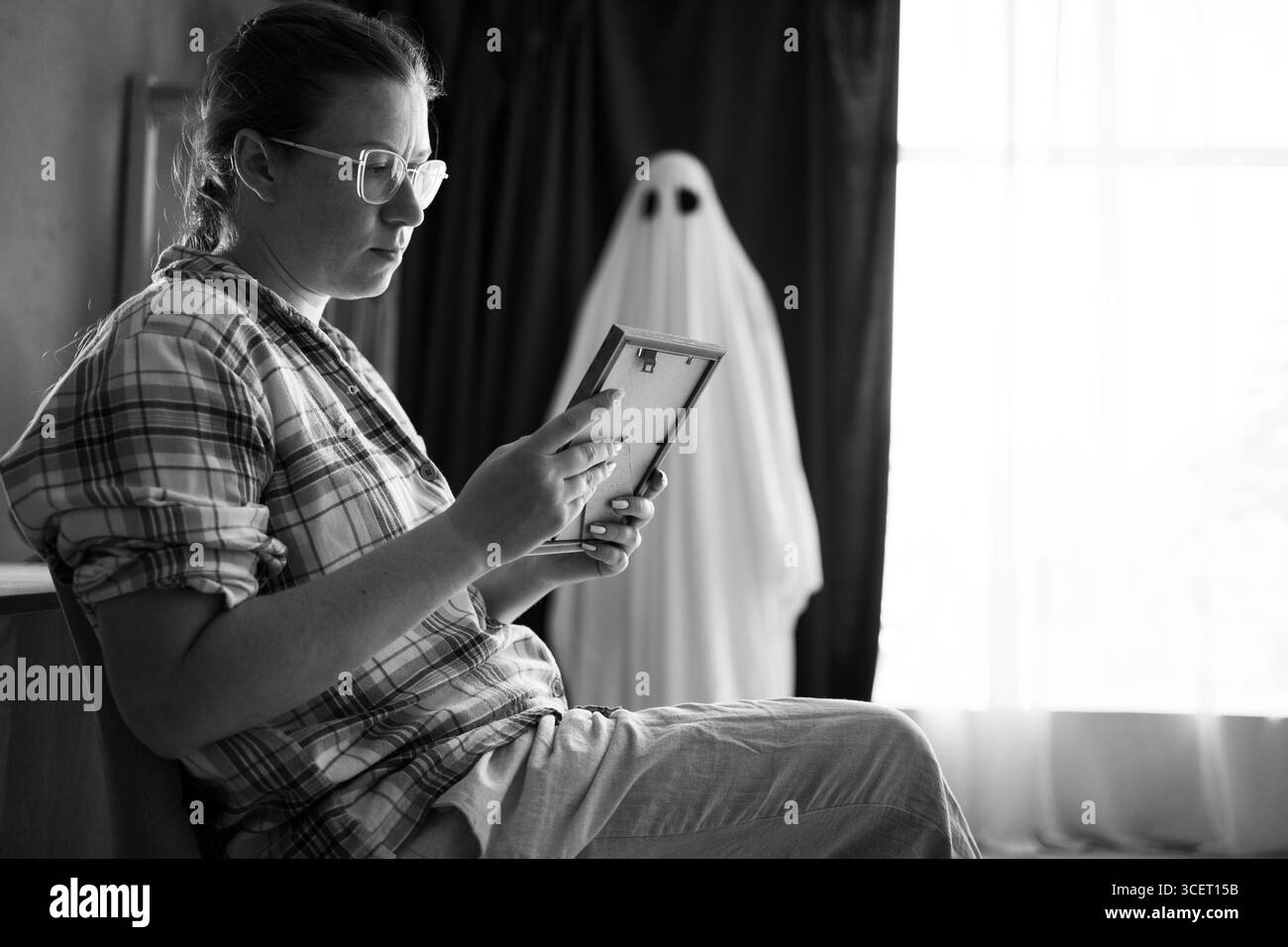 Photo dead man woman Black and White Stock Photos & Images - Alamy