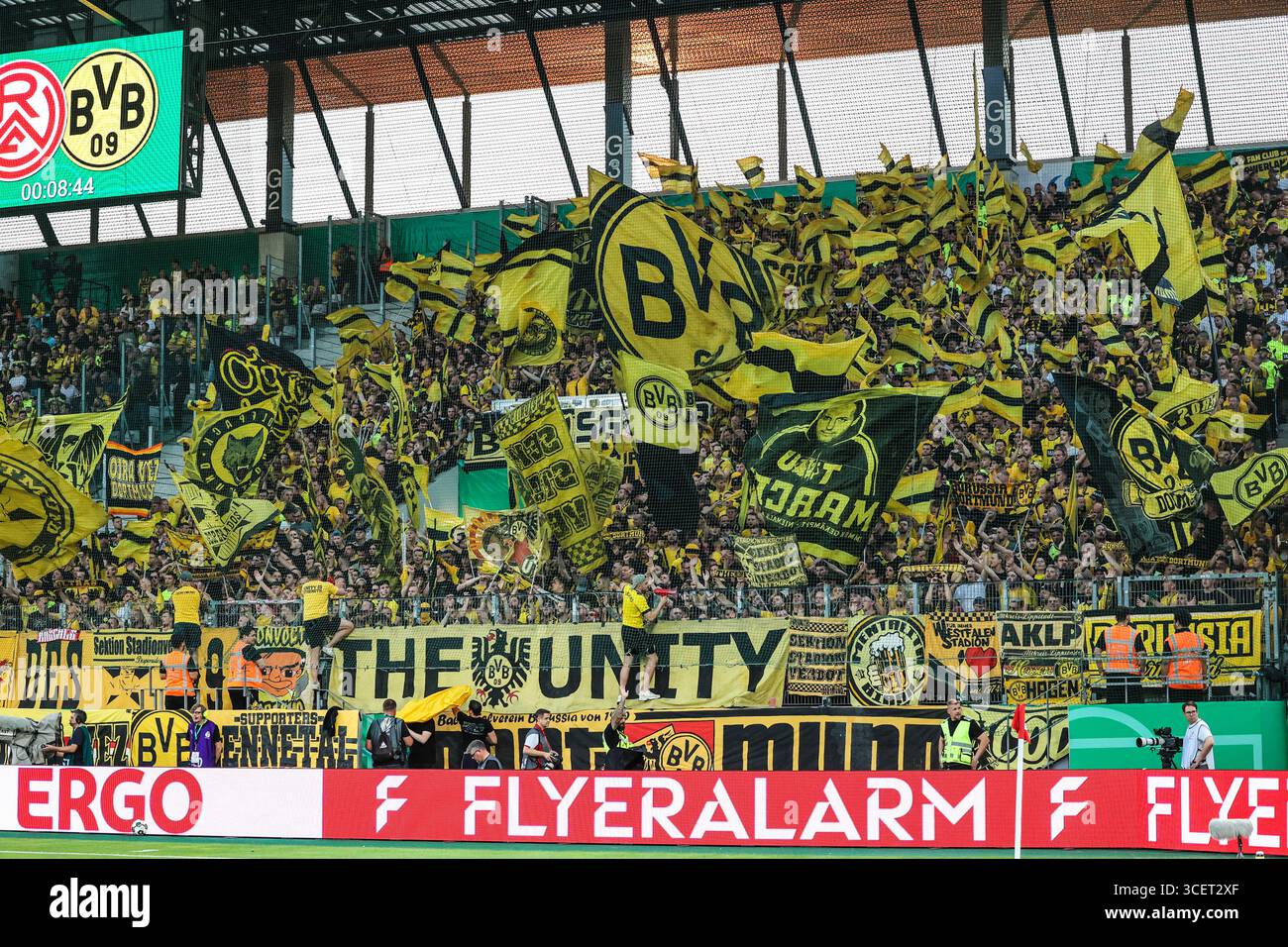 Support der Fans von Borussia Dortmund (Ultras, Desperados, The Unity ...