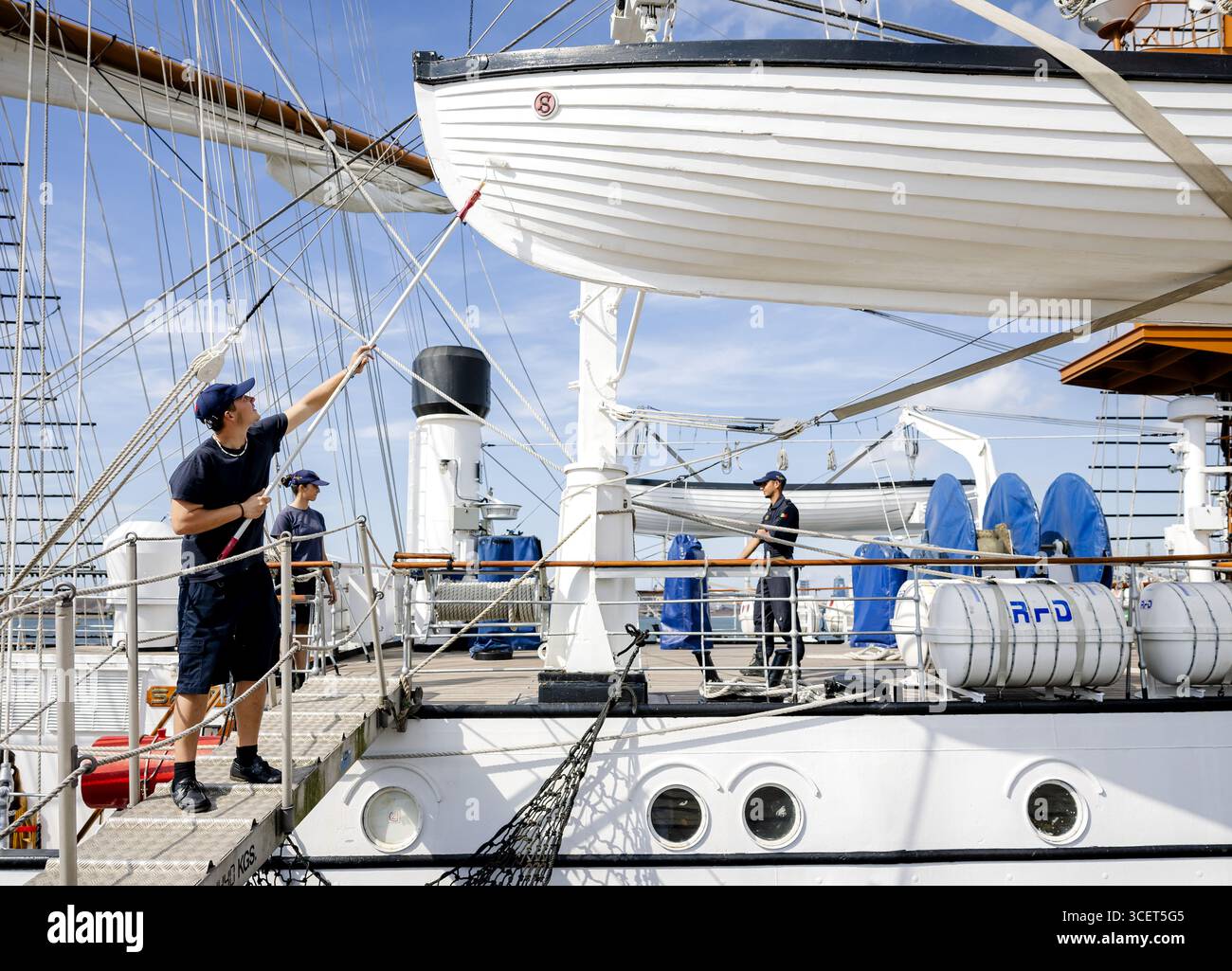 IJMUIDEN – The crew puts the finishing touches on the Portuguese ship ...