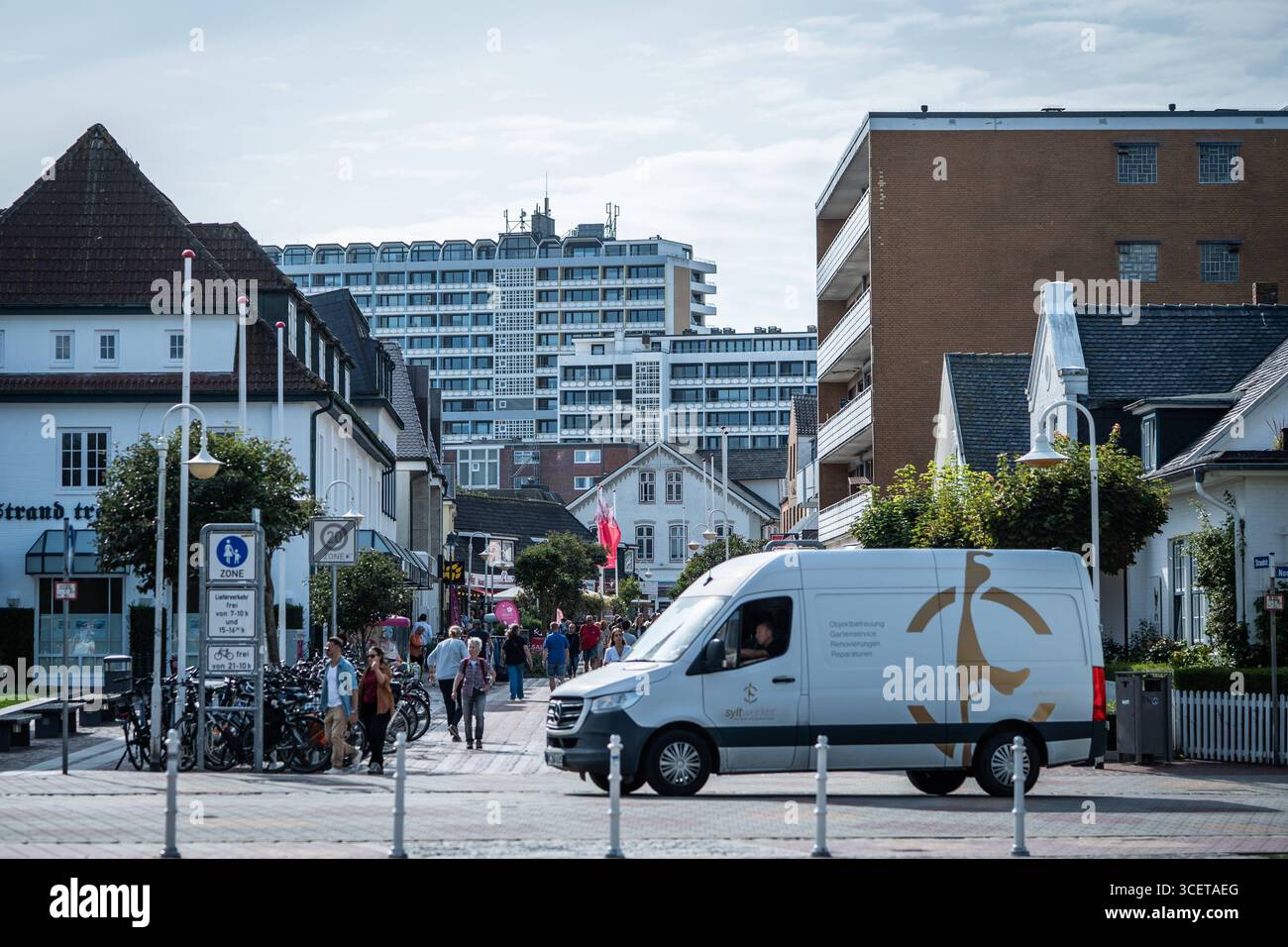 Blick in die Einkaufsstraße Strandstraße in Westerland auf der ...