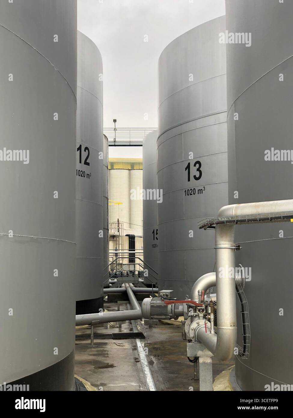 Platform refinery plant tanks hi-res stock photography and images - Alamy