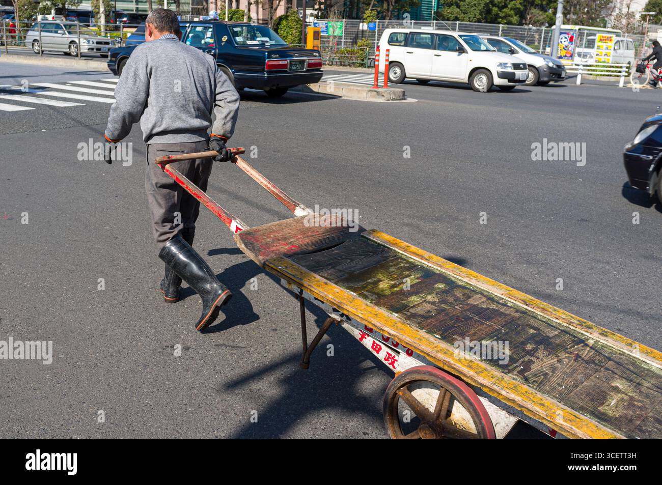 Man pulling cart, Shin-Ohashi Dori, Tsukiji, Chuo-ku, Tokyo, Kanto ...