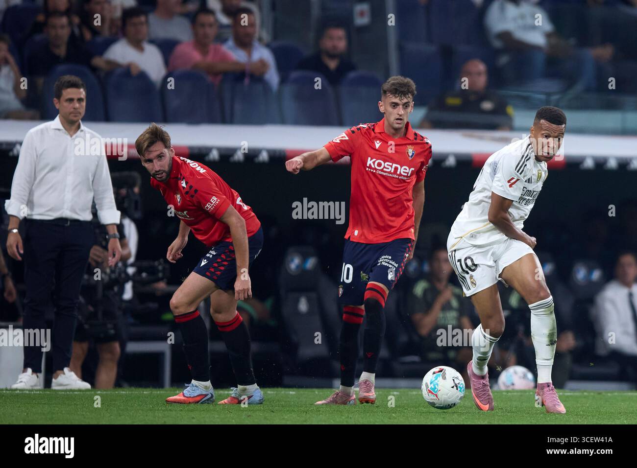 Aimar Oroz of CA Osasuna competes for the ball with Kylian Mbappe of ...
