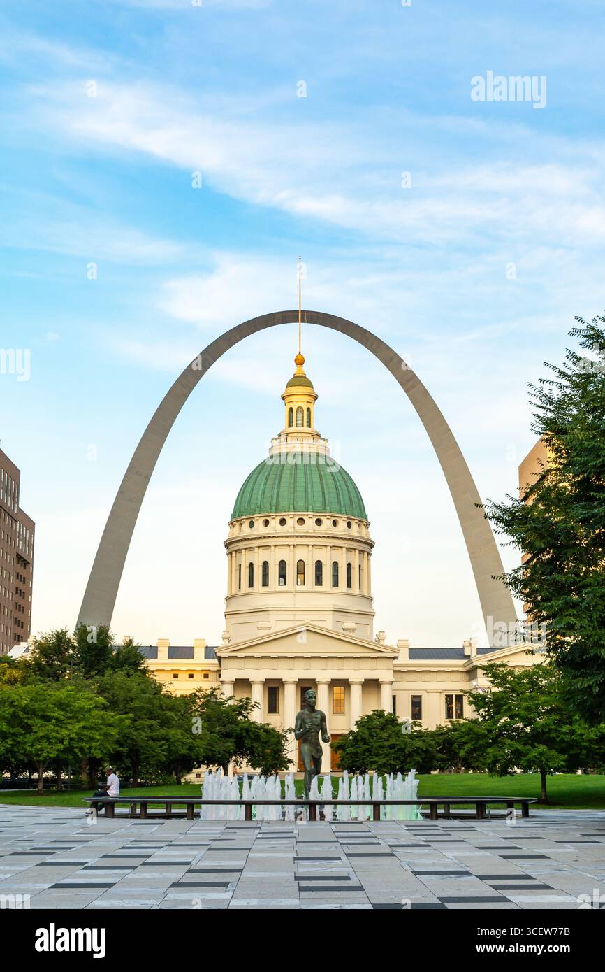 View of the old courthouse and the Gateway Arch from the Kiener ...