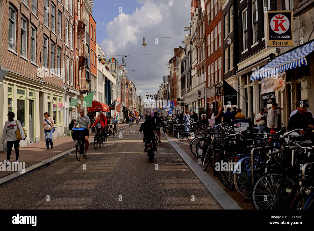 Row street lights wires hi-res stock photography and images - Alamy