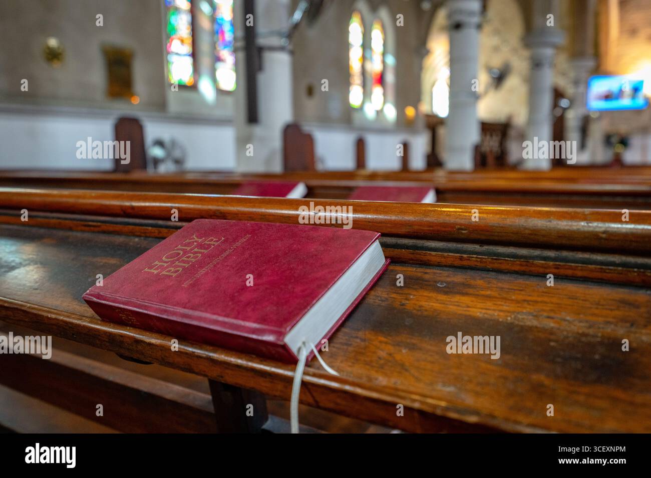 Red Bible book in church bench Stock Photo - Alamy