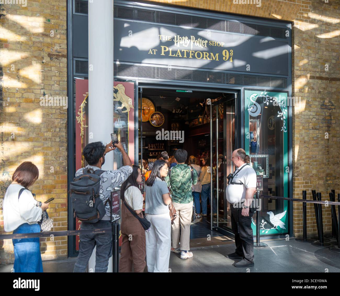 The Harry Potter Shop, Platform 9 ¾, King's Cross railway station ...