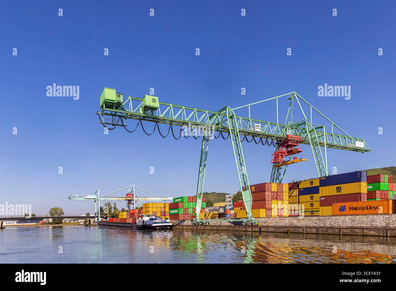 Neckarhafen Stuttgart mit Container, Hafenkran und Frachtschiff.// 22. ...