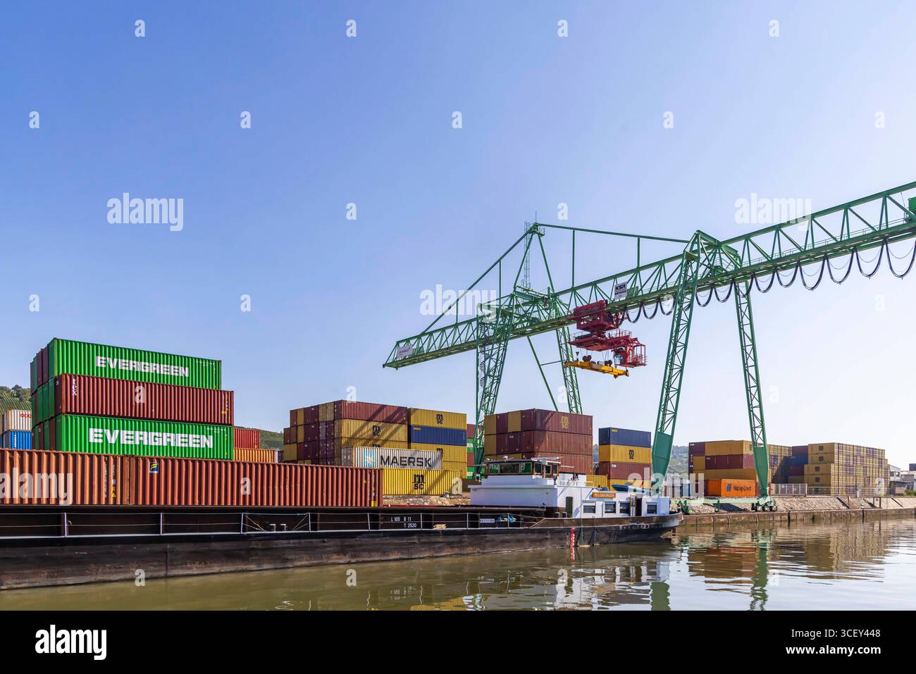 Neckarhafen Stuttgart mit Container, Hafenkran und Frachtschiff.// 22. ...