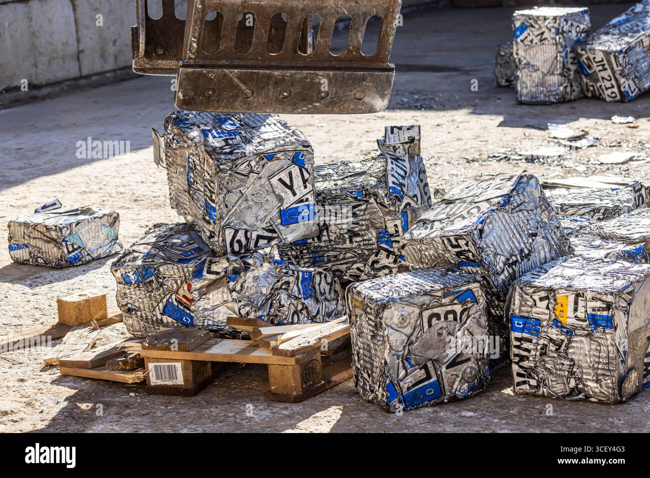 Ballen aus Altmetall, ausgediente Autokennzeichen. // 22.09.2024 ...