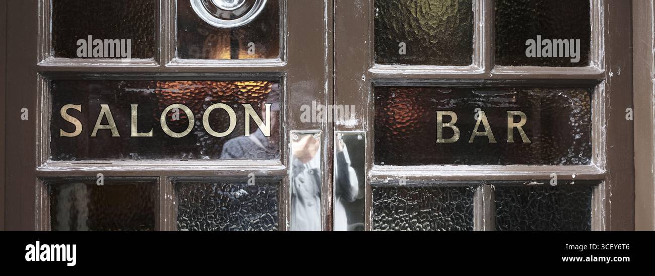 Saloon bar london hi-res stock photography and images - Alamy