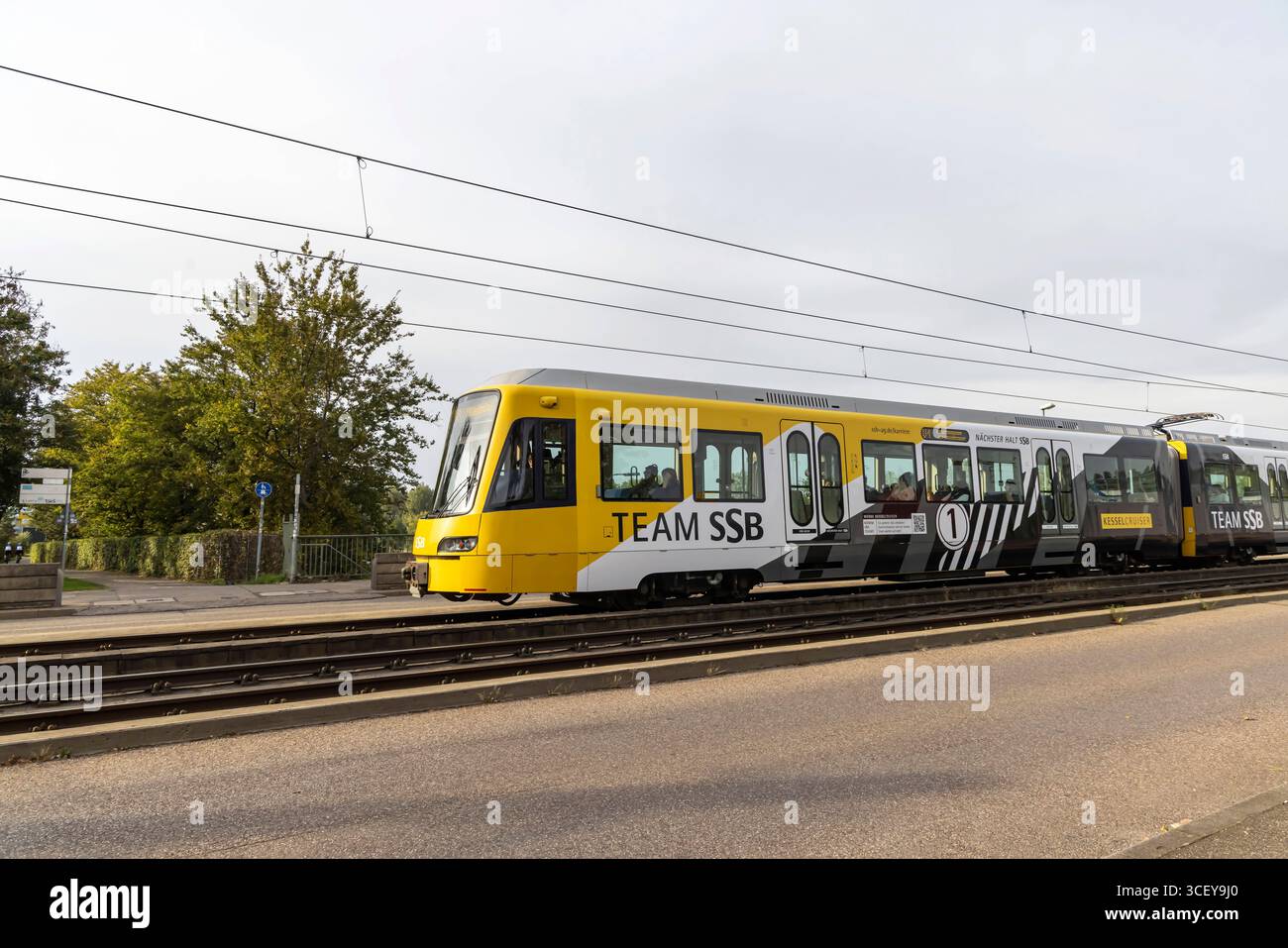 Straßenbahn der SSB unterwegs in Stuttgart. Werbung Team SSB. // 22.09.2024: Stuttgart, Baden ...