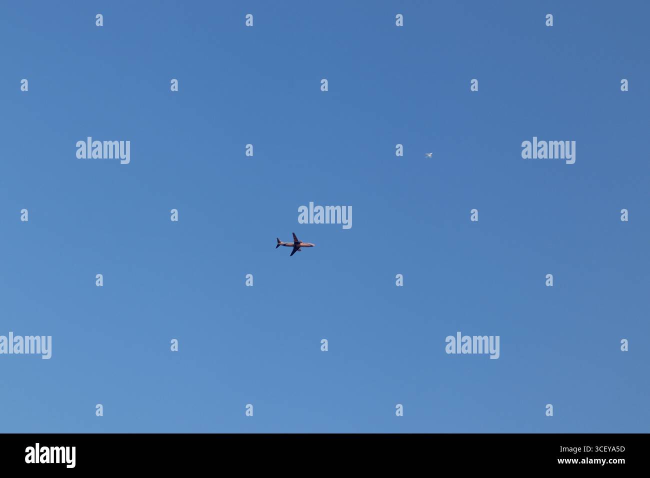 Two airplanes flying overhead hi-res stock photography and images - Alamy