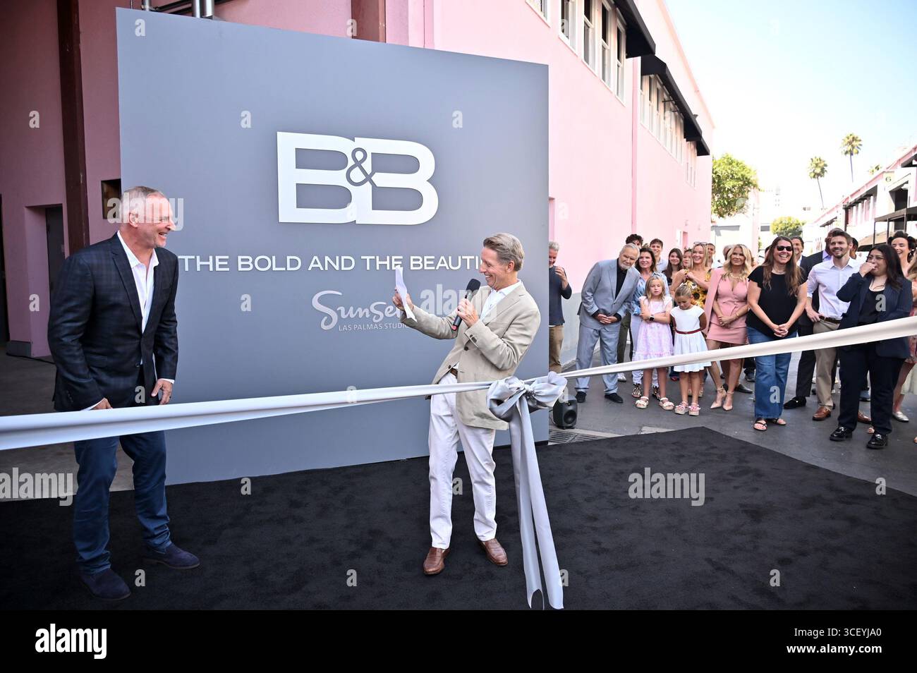 LOS ANGELES - AUG 19: Victor Coleman, Brad Bell, Cast at the Bold and ...