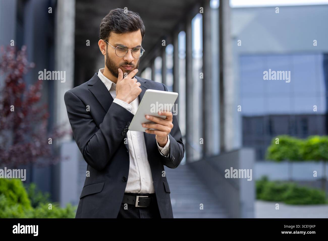 Person in formal attire hi-res stock photography and images - Alamy