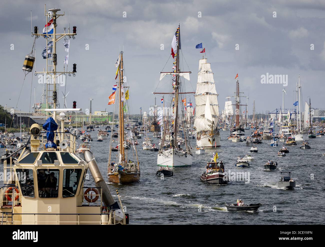 ZAANDAM – Hundreds of boats and ships are heading towards Amsterdam ...