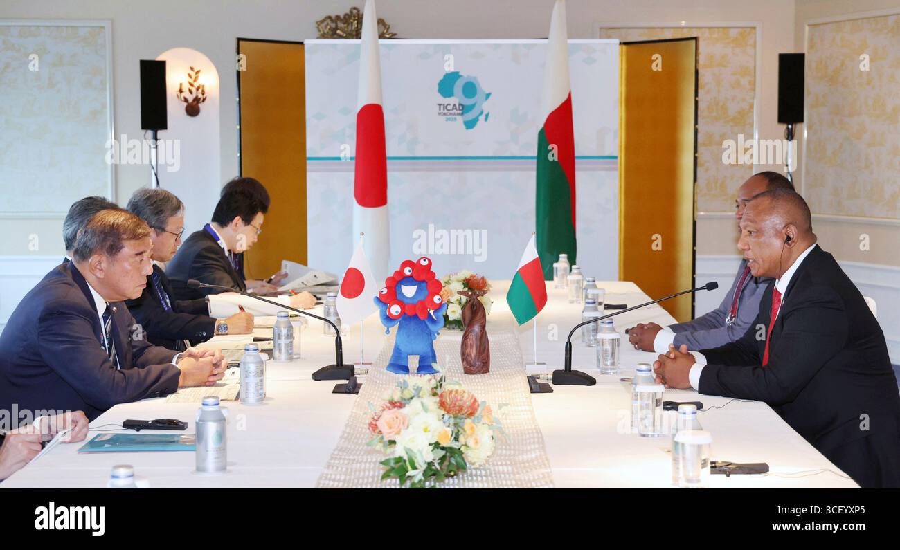 Japanese Prime Minister Shigeru ISHIBA (L) and Madagascar's Prime ...