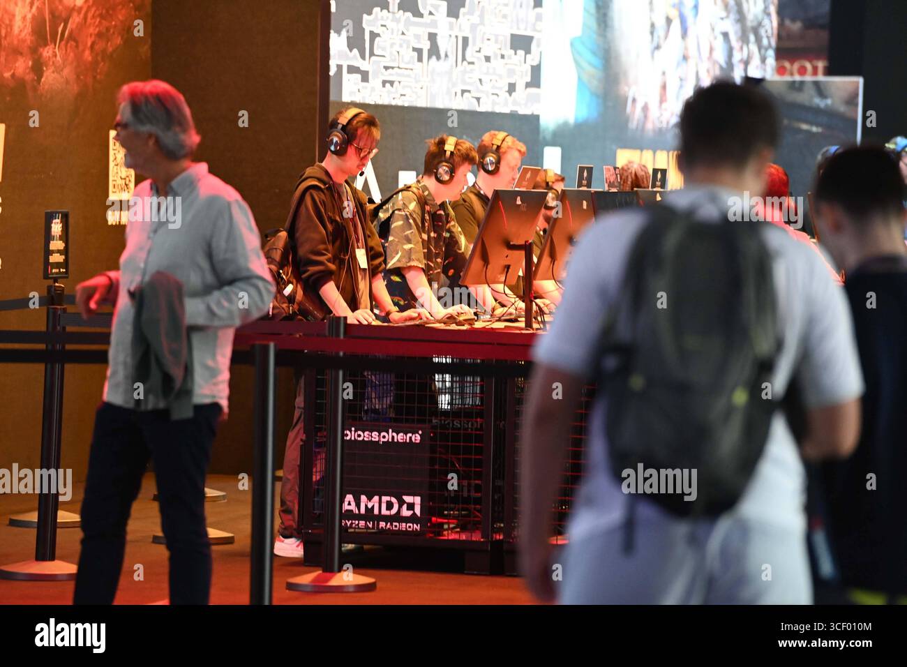 Spieler an Konsolen, Automaten, Computern, Symbolfoto, Feature, Messe ...