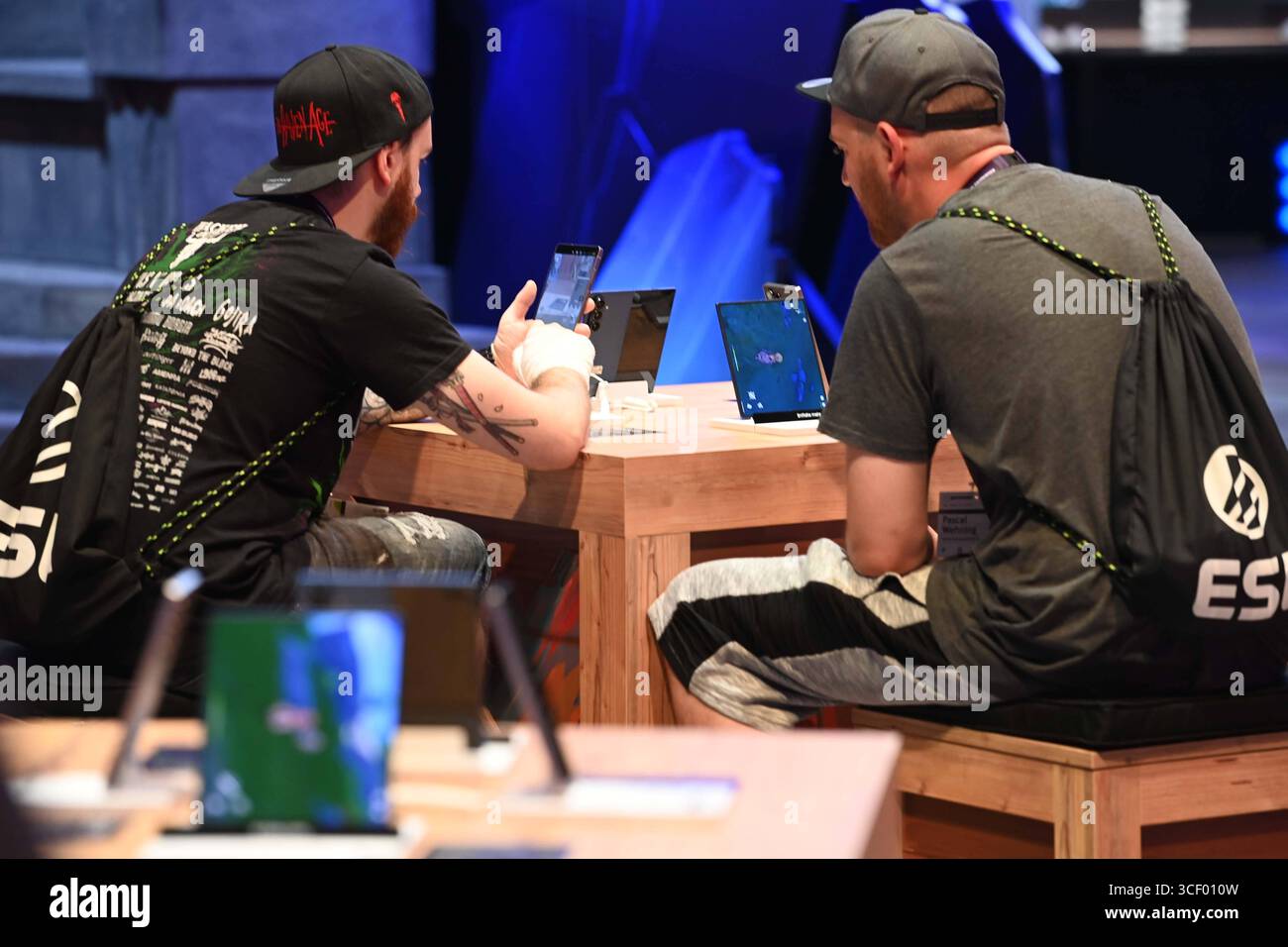 Spieler an Konsolen, Automaten, Computern, Symbolfoto, Feature, Messe ...