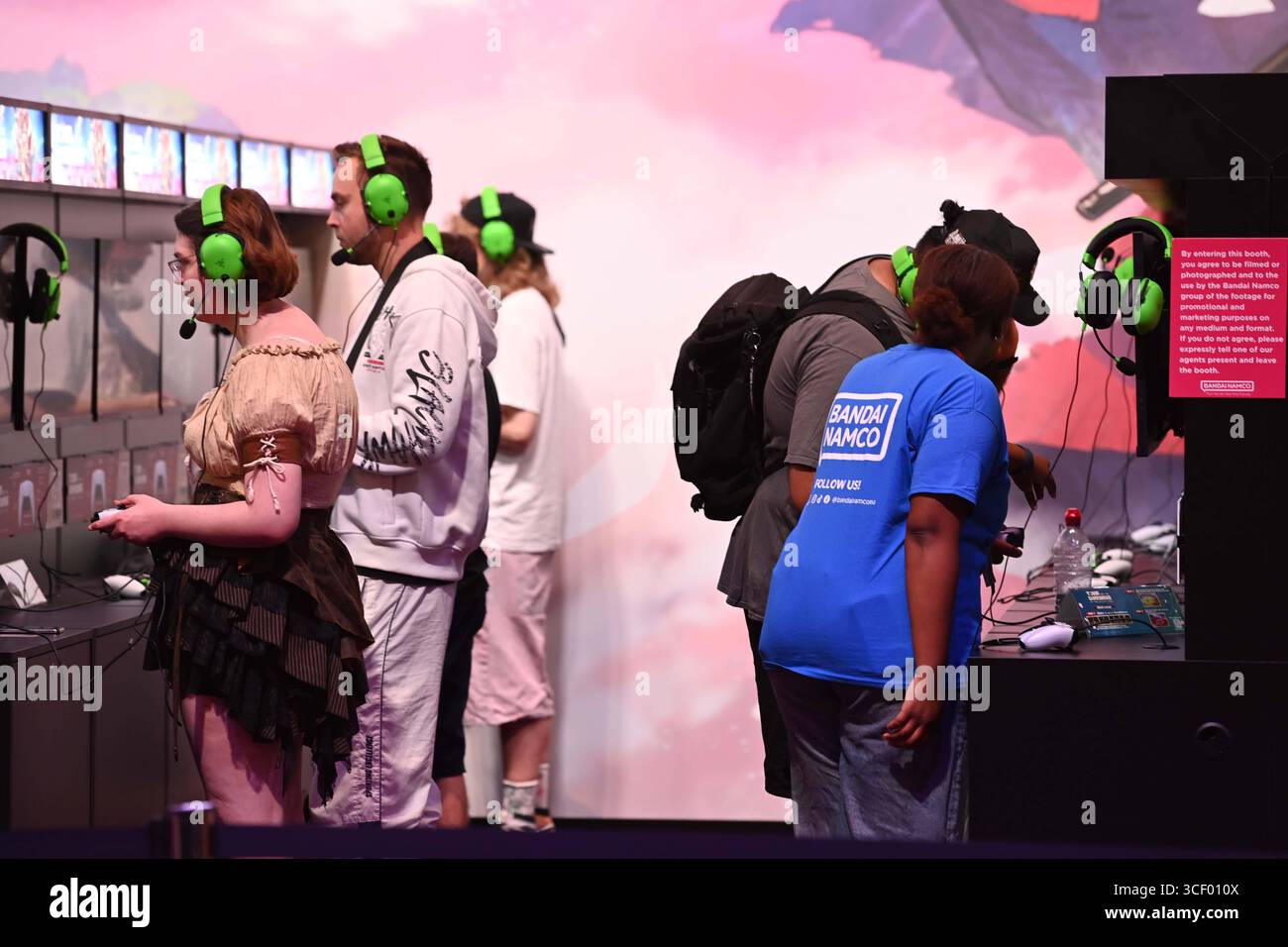 Spieler an Konsolen, Automaten, Computern, Symbolfoto, Feature, Messe ...