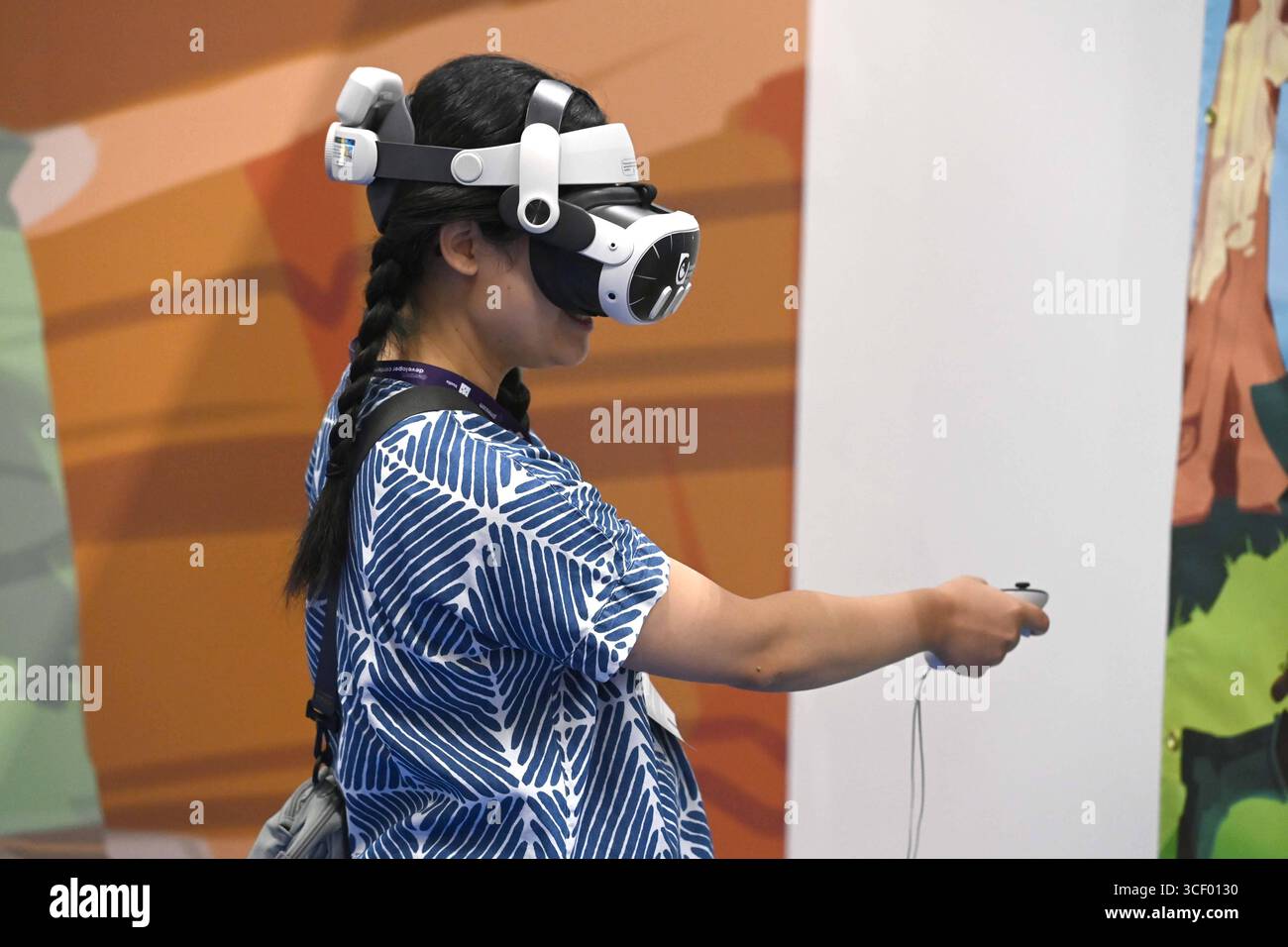 Spielerin mit einer VR-Brille, Virtual Reality, Feature, Symbolfoto ...