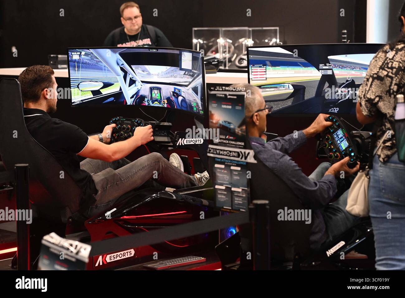 Spieler an Konsolen, Automaten, Computern, Symbolfoto, Feature, Messe ...