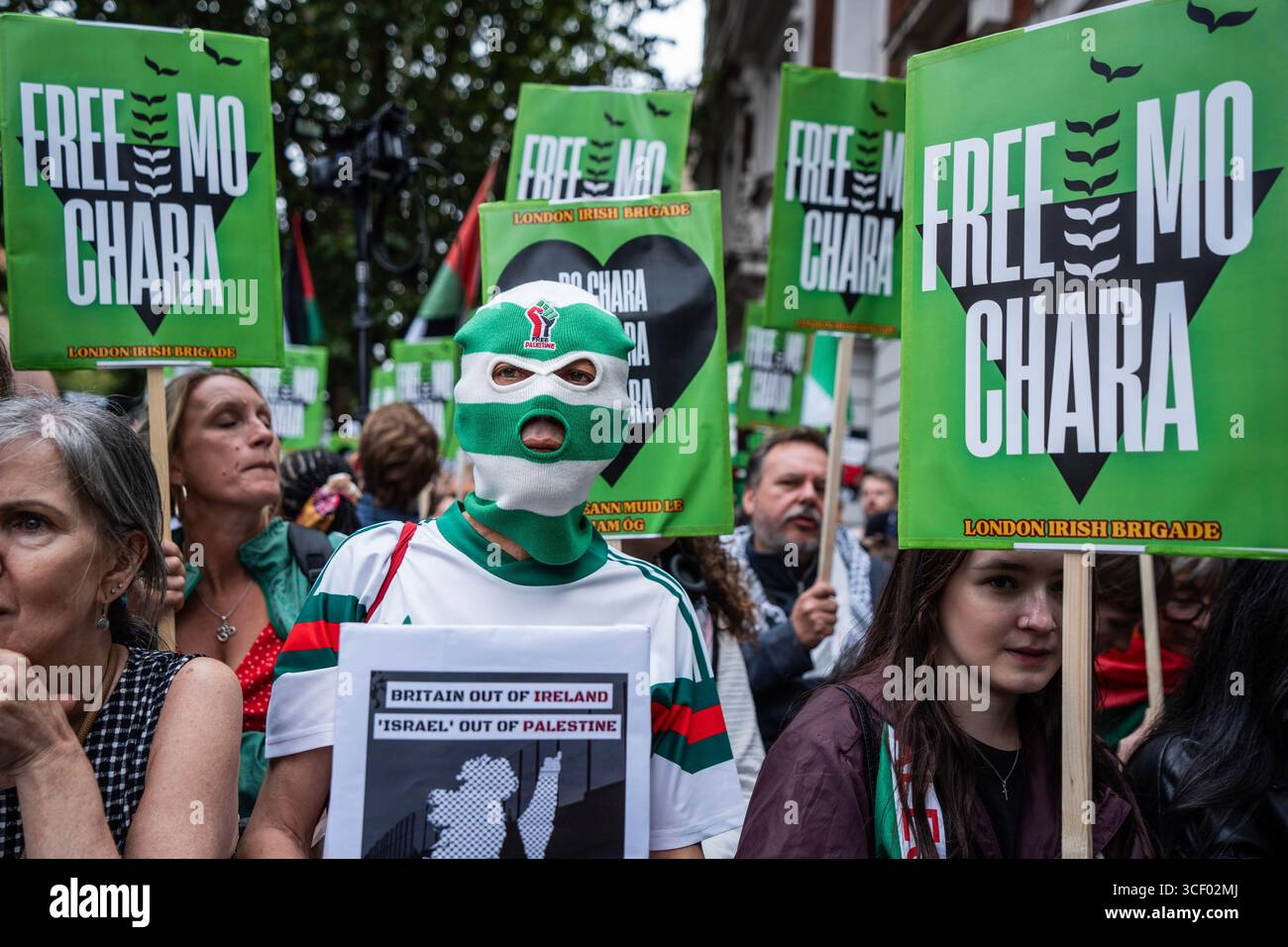 London, UK. 20th Aug, 2025. A Kneecap supporter calls for Mo Chara to ...