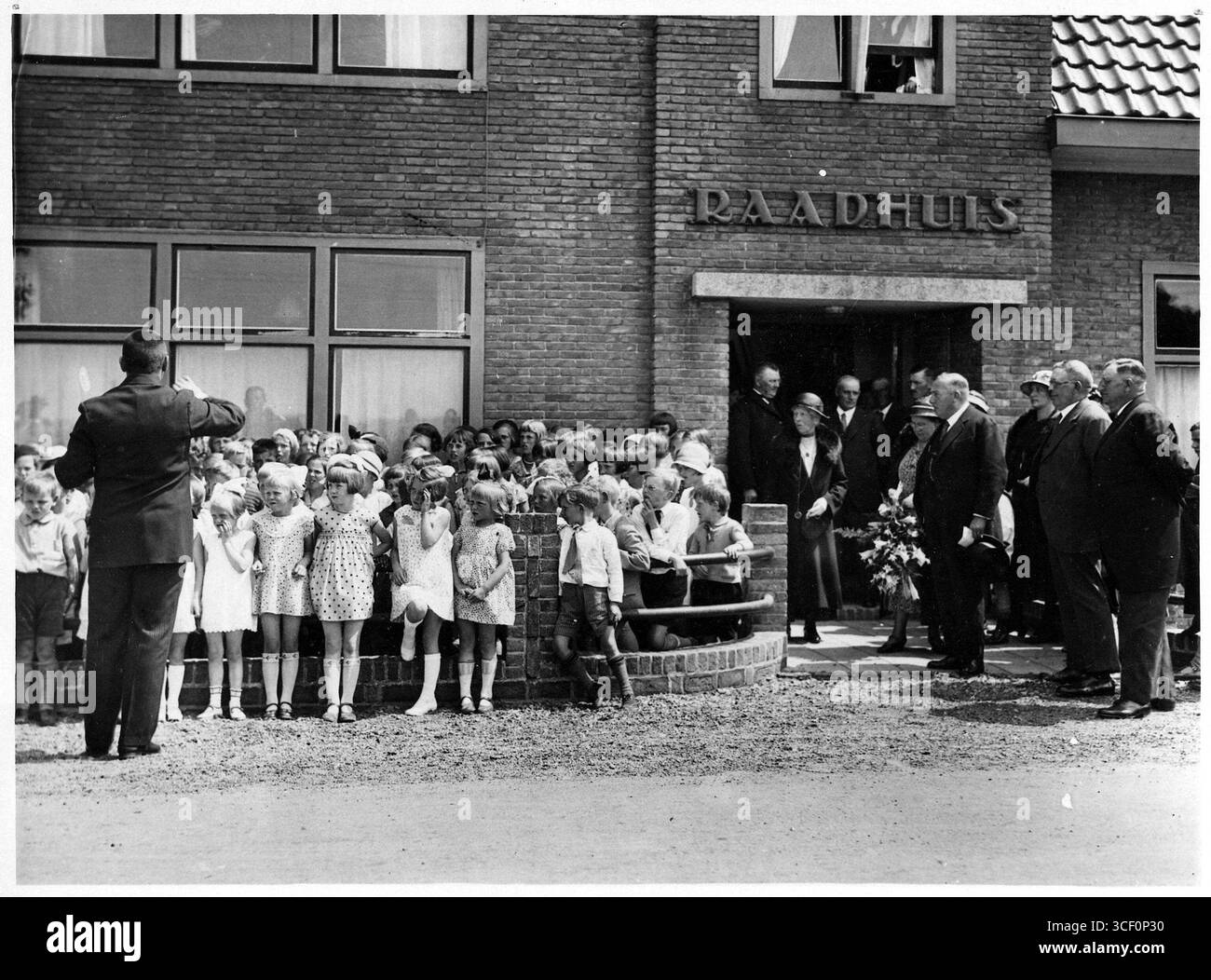 The installation ceremony of W.C. Ninaber as mayor of Koedijk in 1932 ...