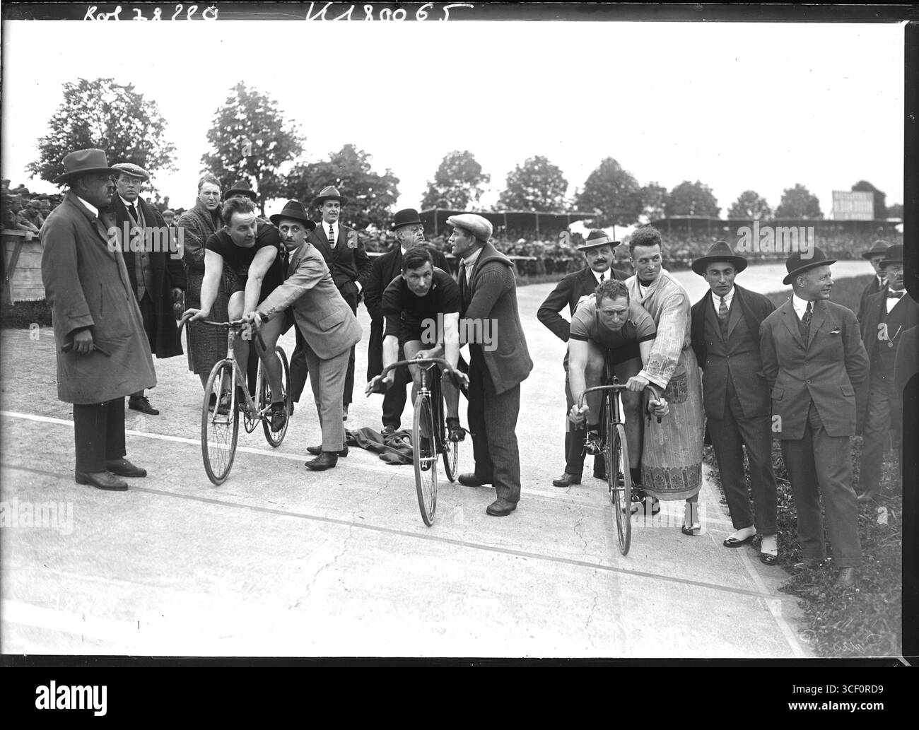 Cycling cyclists racing speed Black and White Stock Photos & Images - Alamy