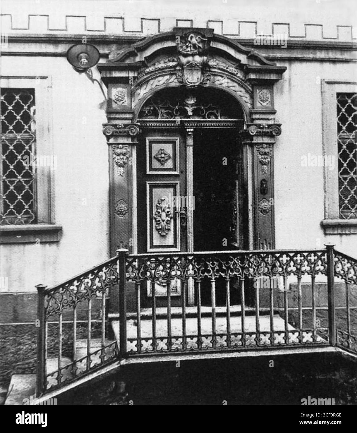 This photo from 1910 shows the two-storey listed townhouse at Havlíková ...