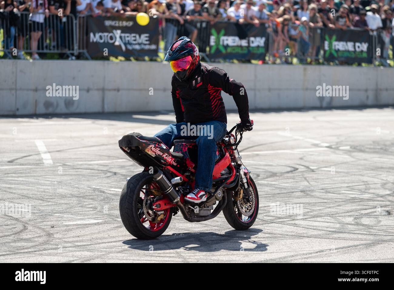 Stunt driver stunts acrobatics hi-res stock photography and images - Alamy