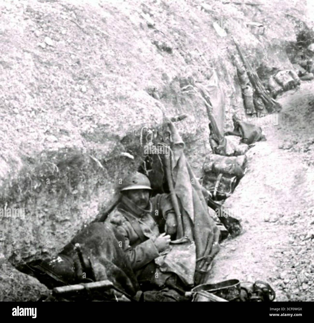 A stereoscopic image from Verdun, 1916-1917, showing soldiers digging ...