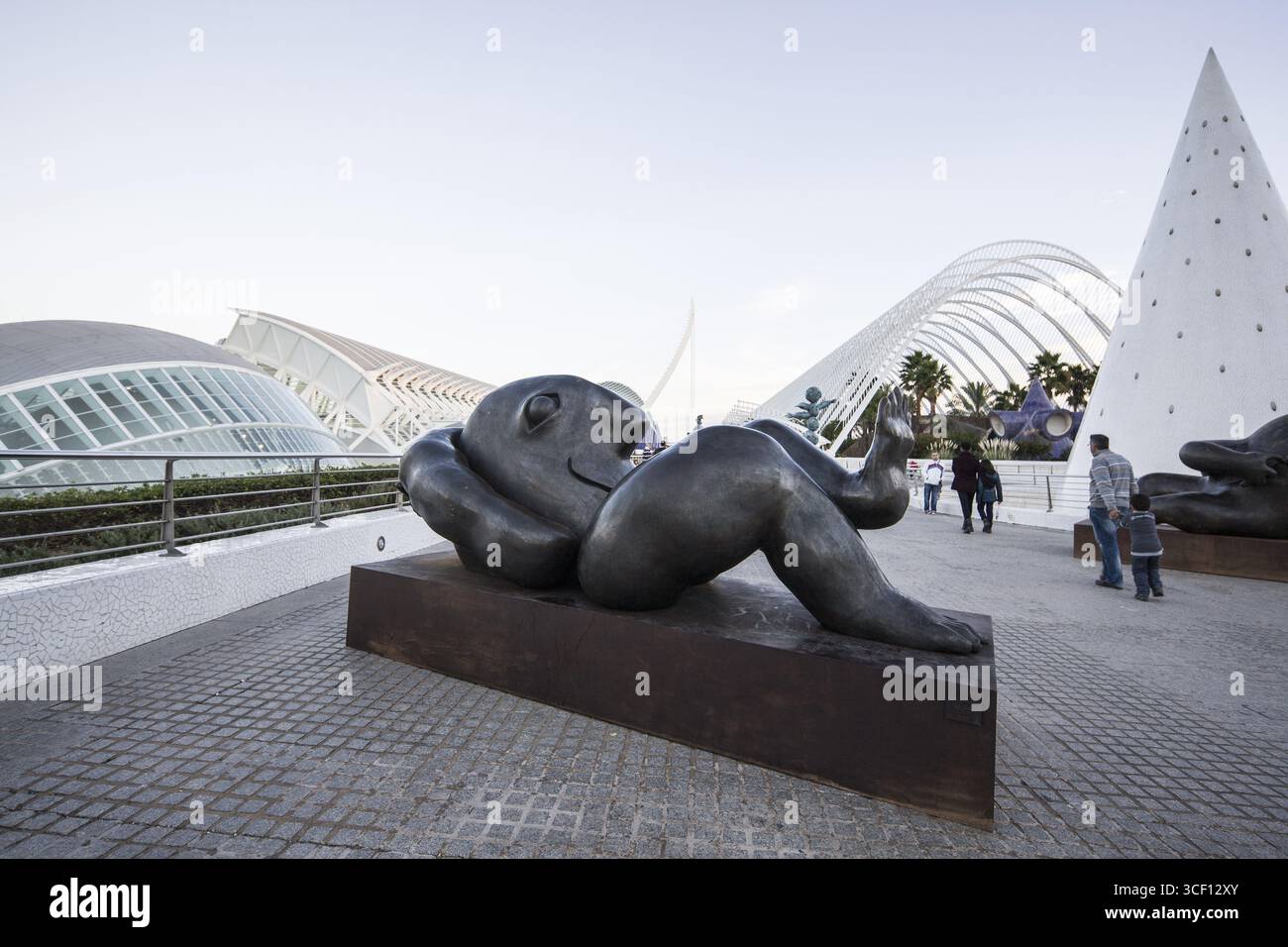 Black reclining sculpture with modern background and visitors Stock ...