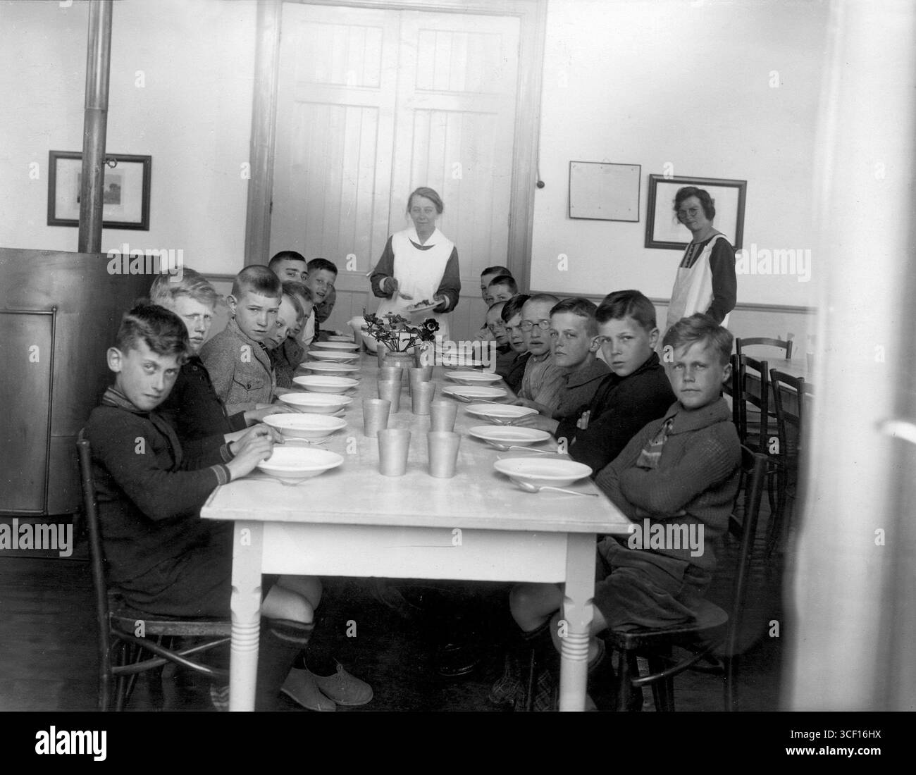 Live table Black and White Stock Photos & Images - Alamy