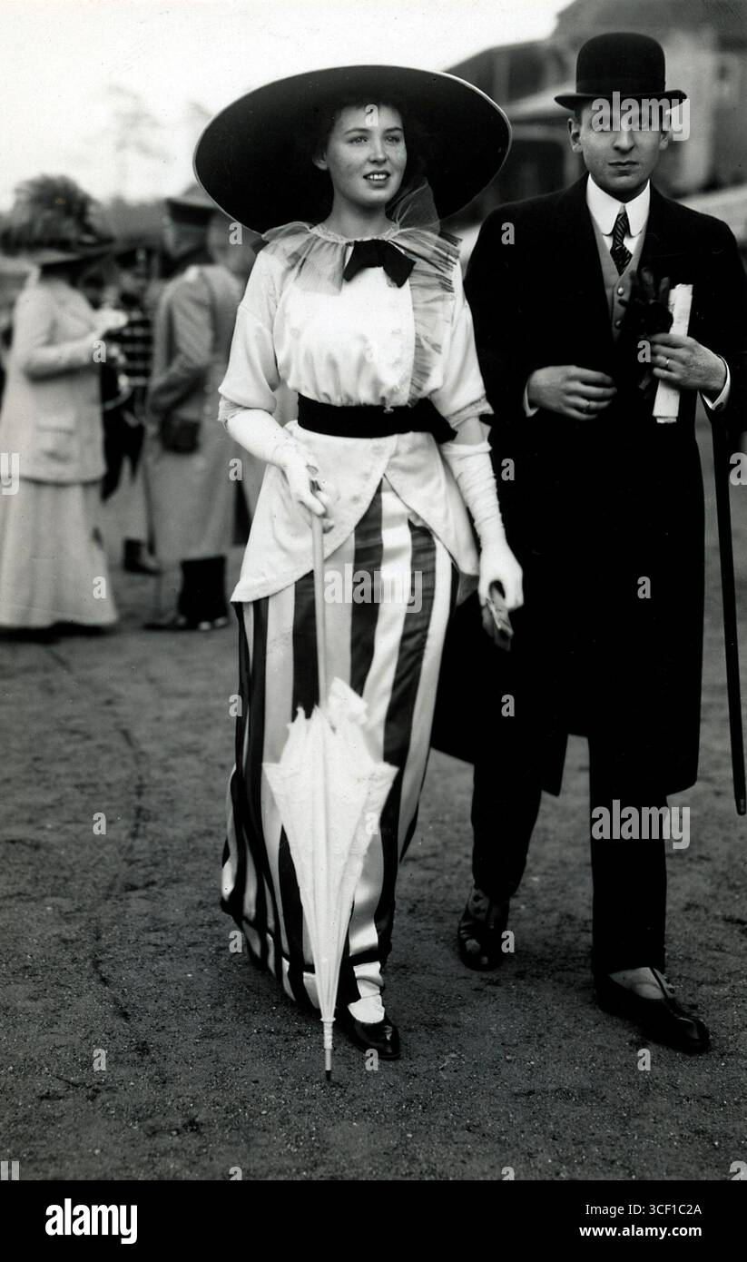 A 1929 article in 'Het Leven' reflects on women's fashion from 1912 and ...