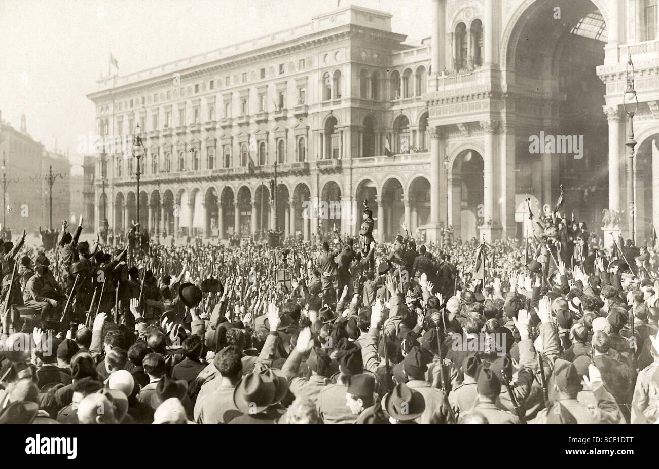 Mussolini en monarchie hi-res stock photography and images - Alamy