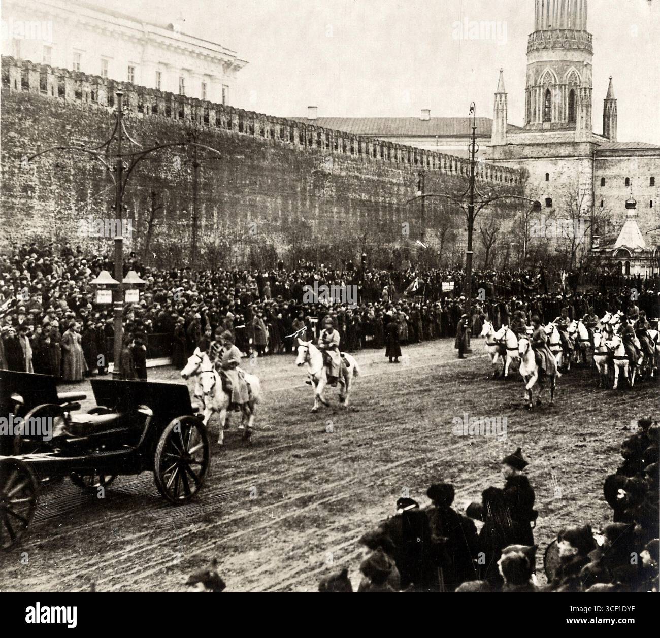 Large gathering of soldiers on horseback hi-res stock photography and ...
