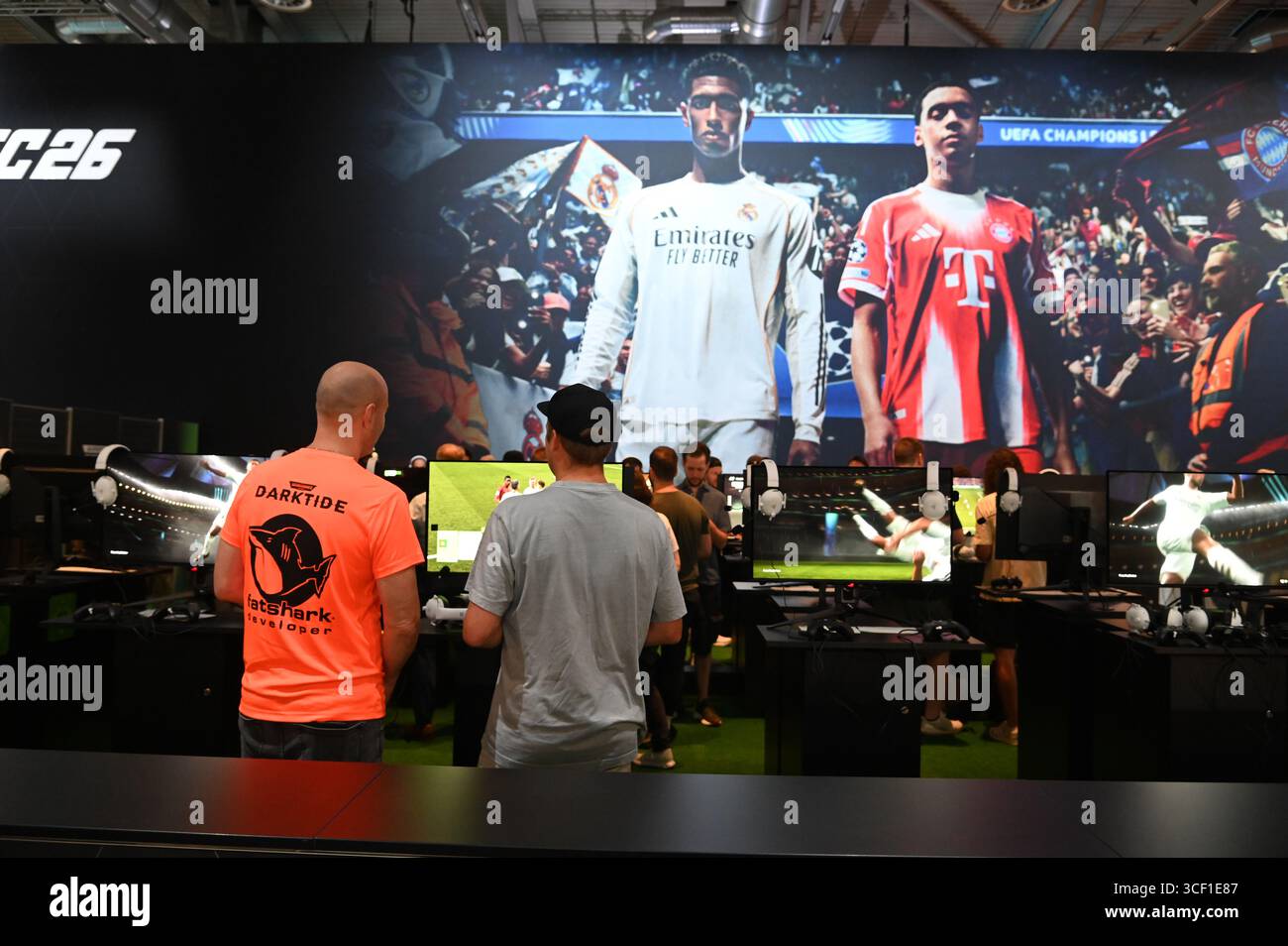 Players at consoles, machines, computers, symbolic photo, feature ...