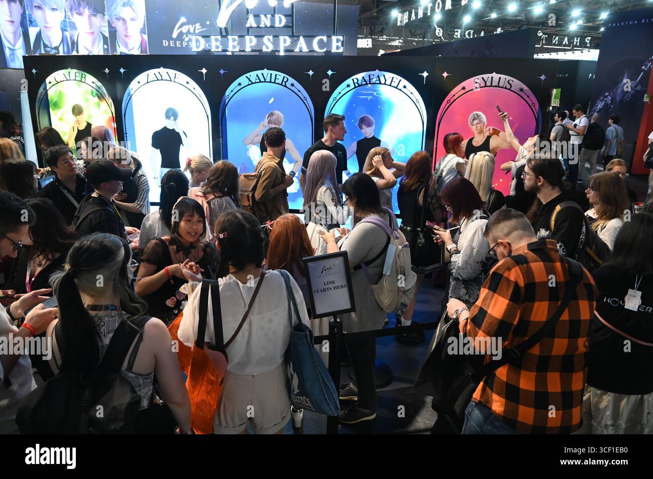 Queue, visitors waiting for entry to a trade fair stand, feature, symbolic photo, marginal motif ...