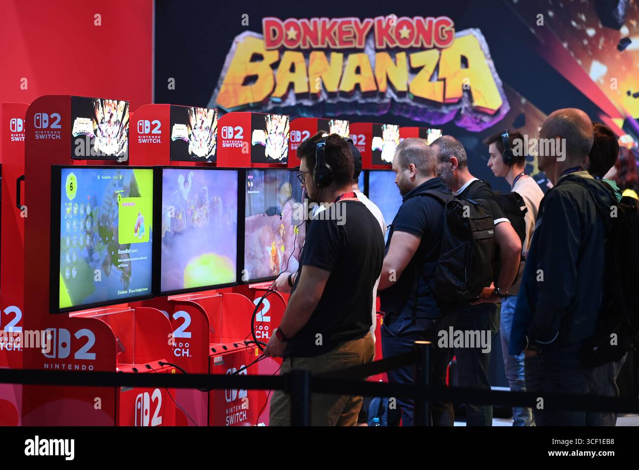 Players at consoles, machines, computers, symbolic photo, feature ...