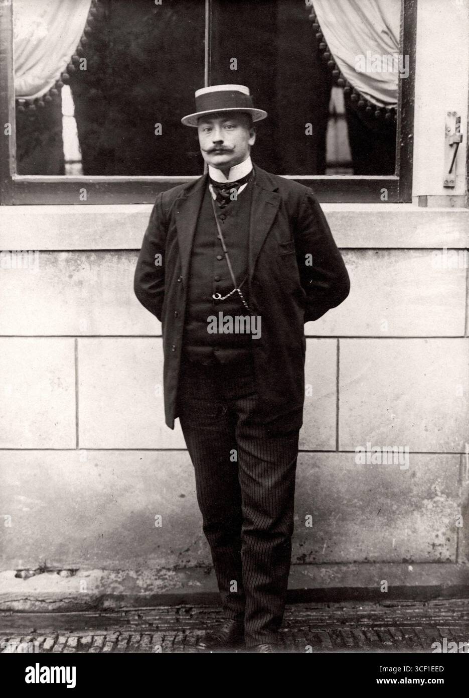 Inspector D.L. van Hoorn, who solved the poison murder case of Markus ...