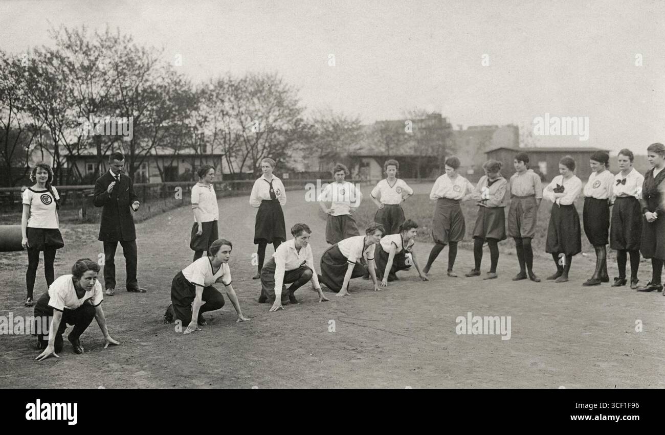Vintage track & field women hi-res stock photography and images - Alamy