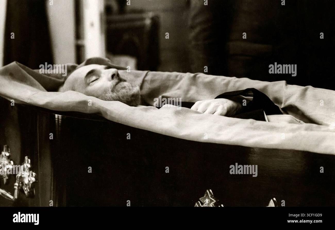The embalmed body of Soviet Bolshevik Leonid Borosovitsj Krasin (1870 ...