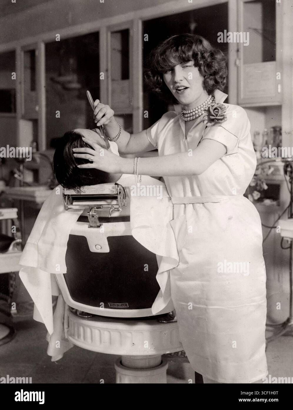 Women in barbering hi-res stock photography and images - Alamy
