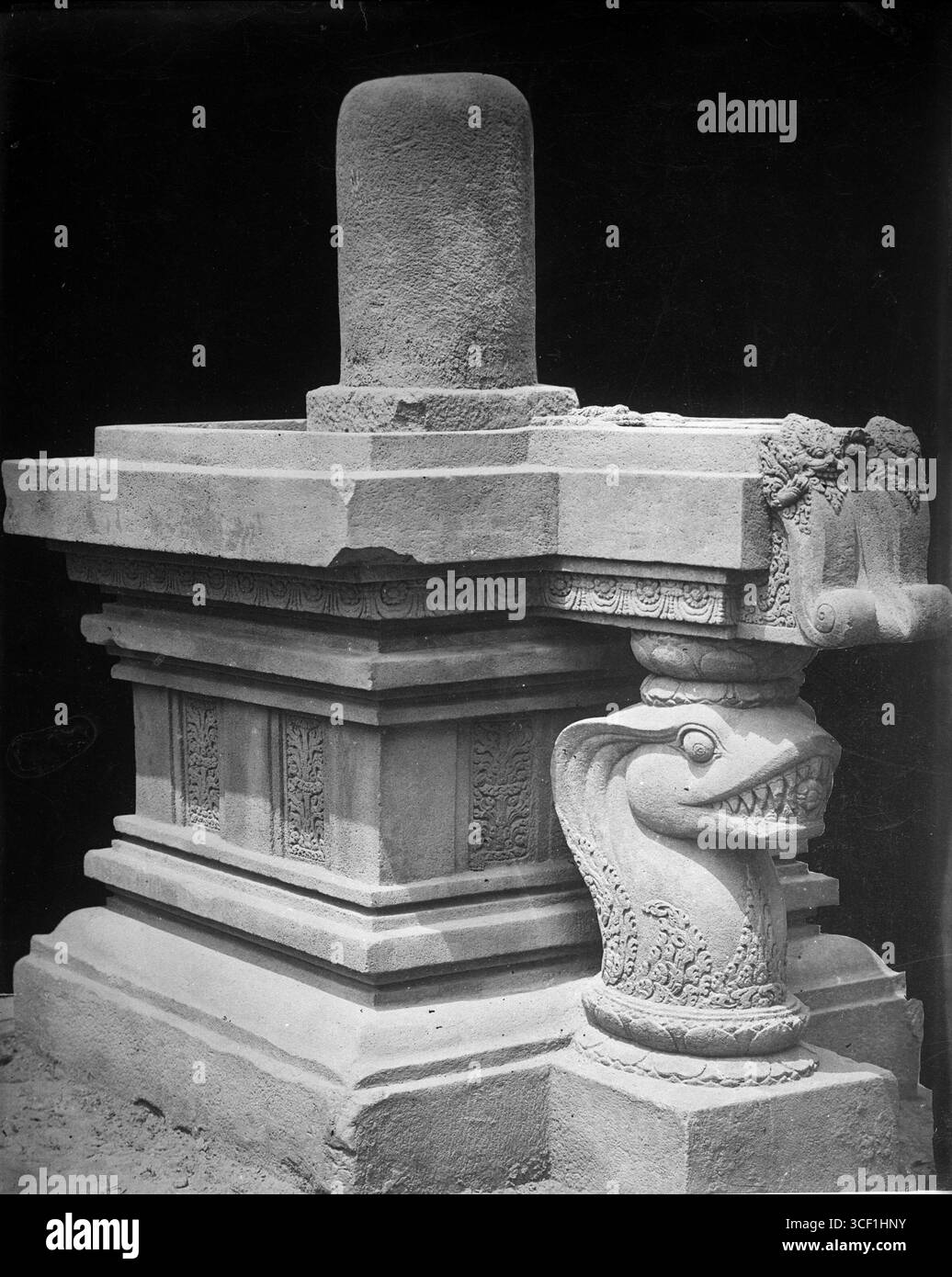 Shiva linga temple india Black and White Stock Photos & Images - Alamy